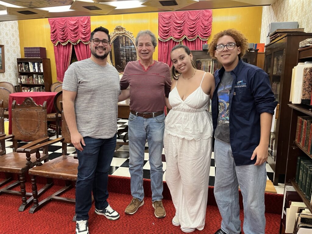 Interns de CPR conversan sobre la organización "Todo Puerto Rico con ...