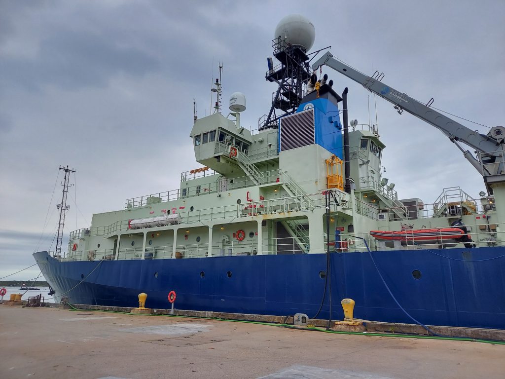 Meet the R/V Atlantis – PUFINS at Sea